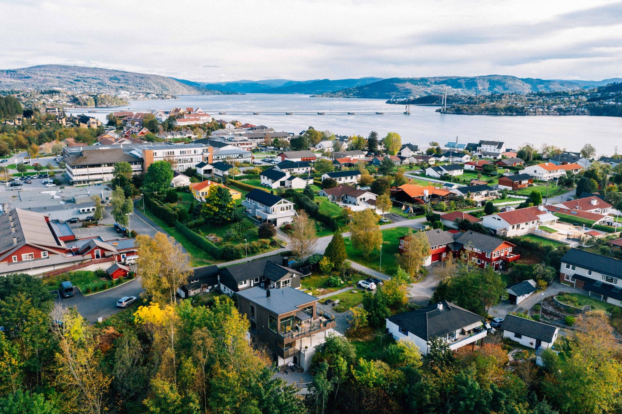 Flott funkis i tretoppene på Frekhaug. Som å være på ferie! Hellvik Hus
